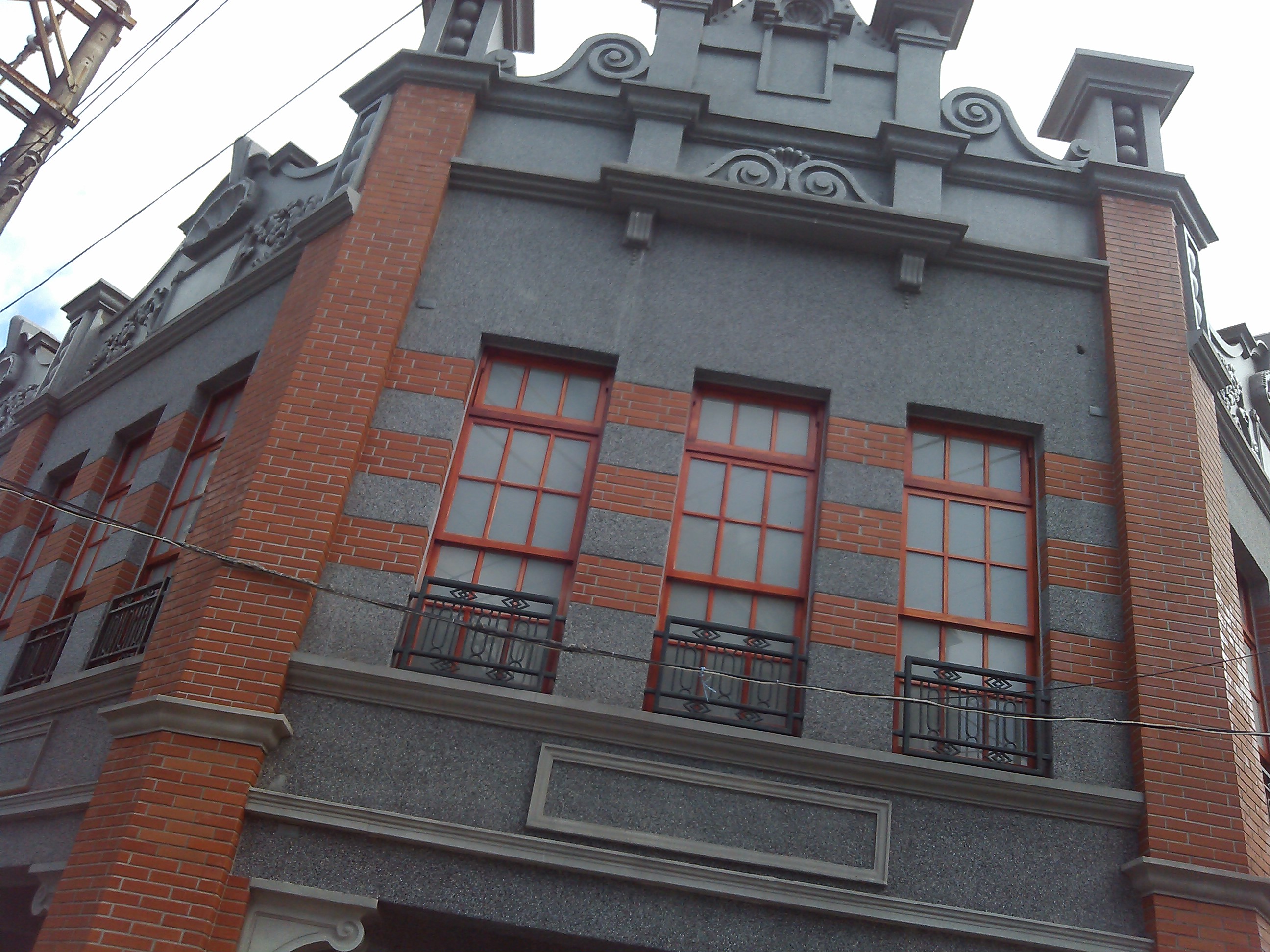 moii E501雙卡智慧機 繽紛背蓋隨心換！- SOGI 手機王