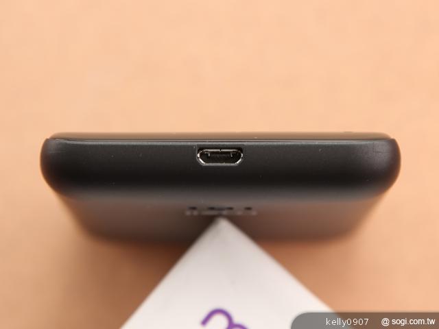 moii E501雙卡智慧機 繽紛背蓋隨心換！- SOGI 手機王