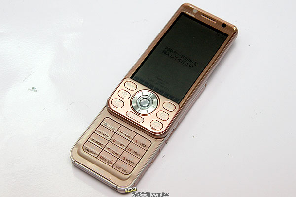 3.1 吋大螢幕美型滑蓋機 FOMA D905i- SOGI 手機王