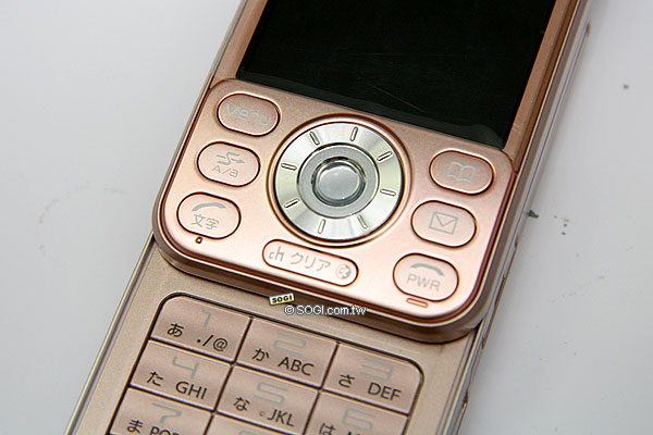 3.1 吋大螢幕美型滑蓋機 FOMA D905i- SOGI 手機王