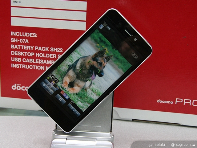 桌上迷你劇院 Sharp SH-07A- SOGI 手機王