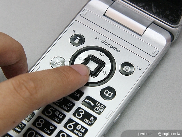 桌上迷你劇院 Sharp SH-07A- SOGI 手機王