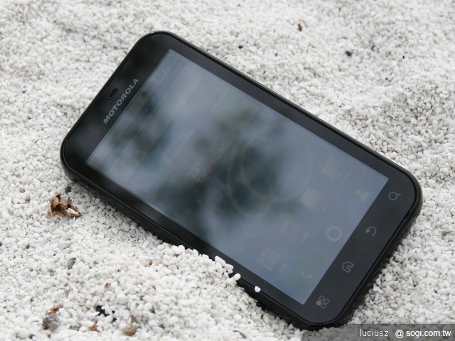 強力三防智慧機 - MOTO DEFY MB525- SOGI 手機王