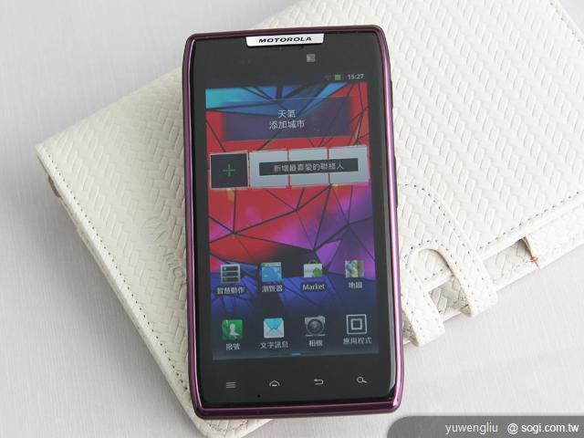 魅色刀鋒MOTO RAZR XT910晶艷紫動手玩- SOGI 手機王